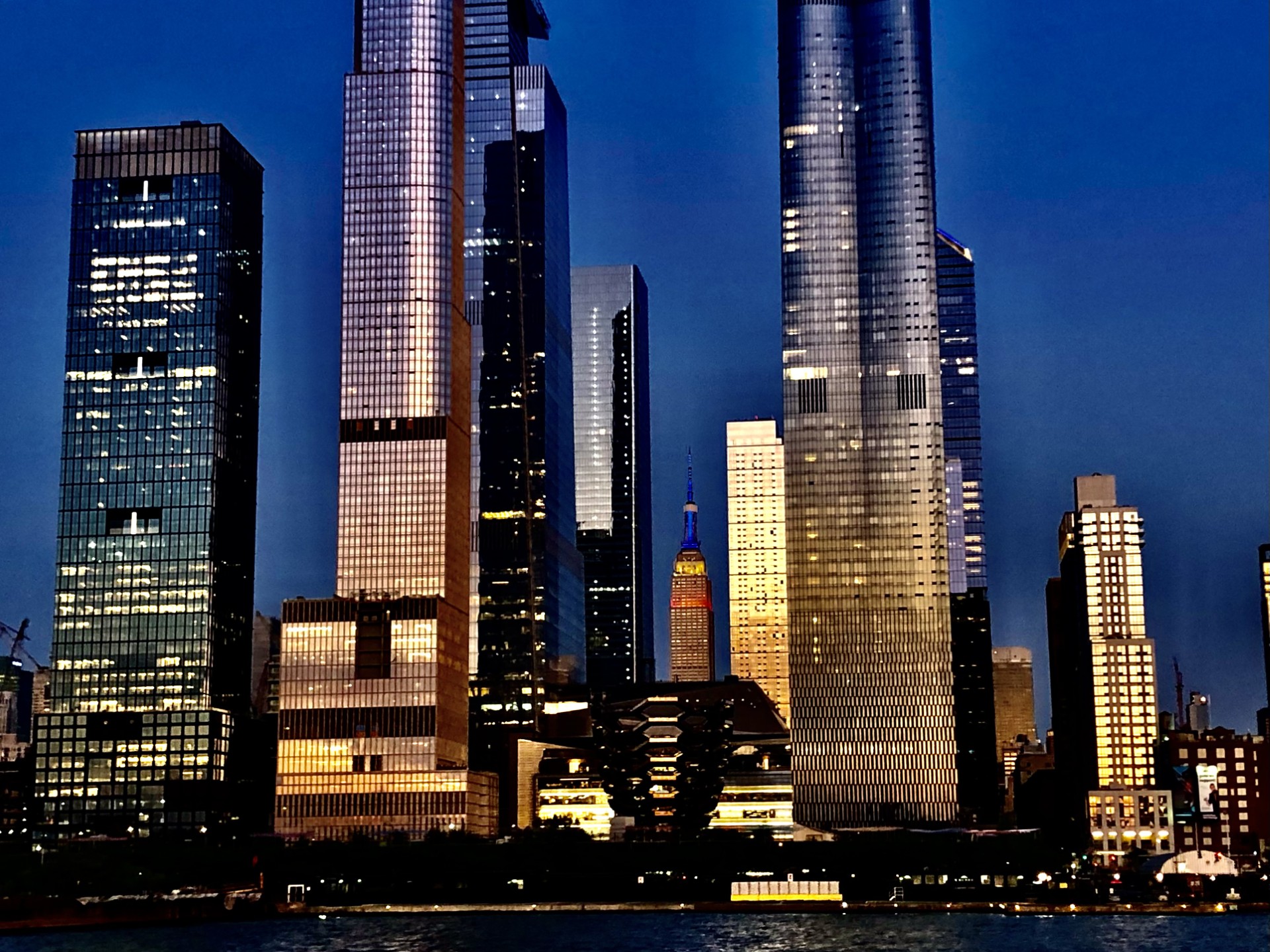 Gotham City Building Facade Huge Gotham City Buildings In Batman